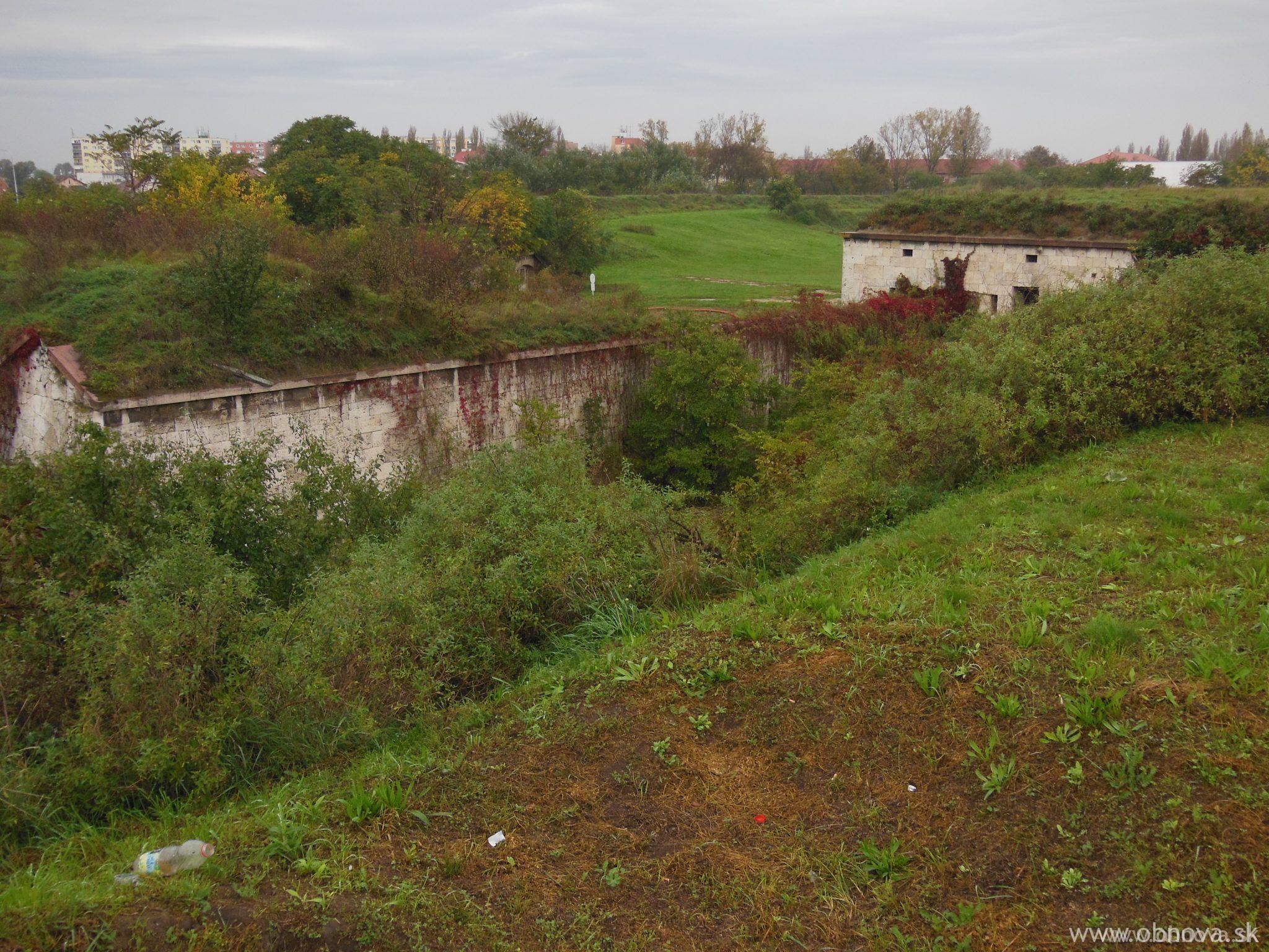 Rešerš učebnice pevnostného staviteľstva 2: Stavba eskárp a kontreskárp ...